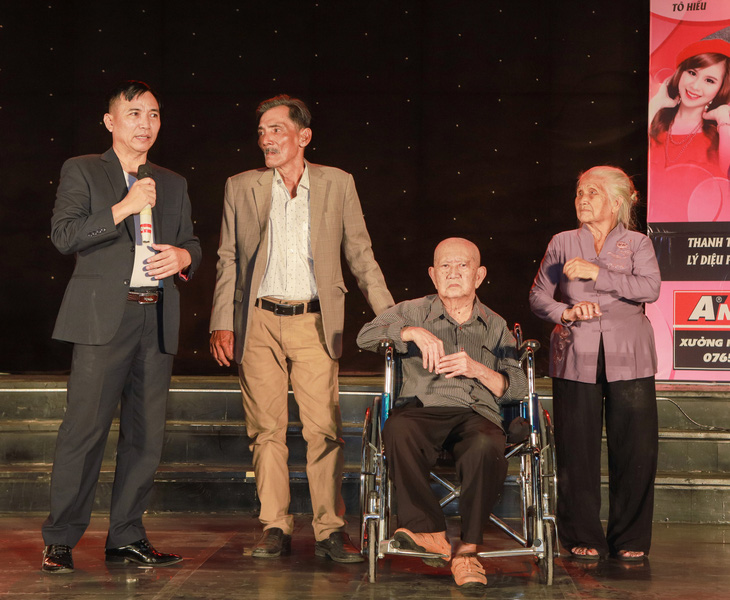 Nghệ sĩ Mạc Can, Hồng Sáp xúc động nhận tiền hỗ trợ từ diễn viên Thương Tín