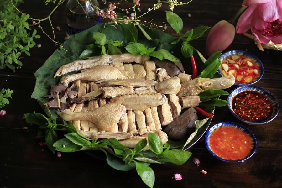 Vò nắm lá này thả vào chậu nước: Nhổ lông vịt siêu nhanh, không còn một ...