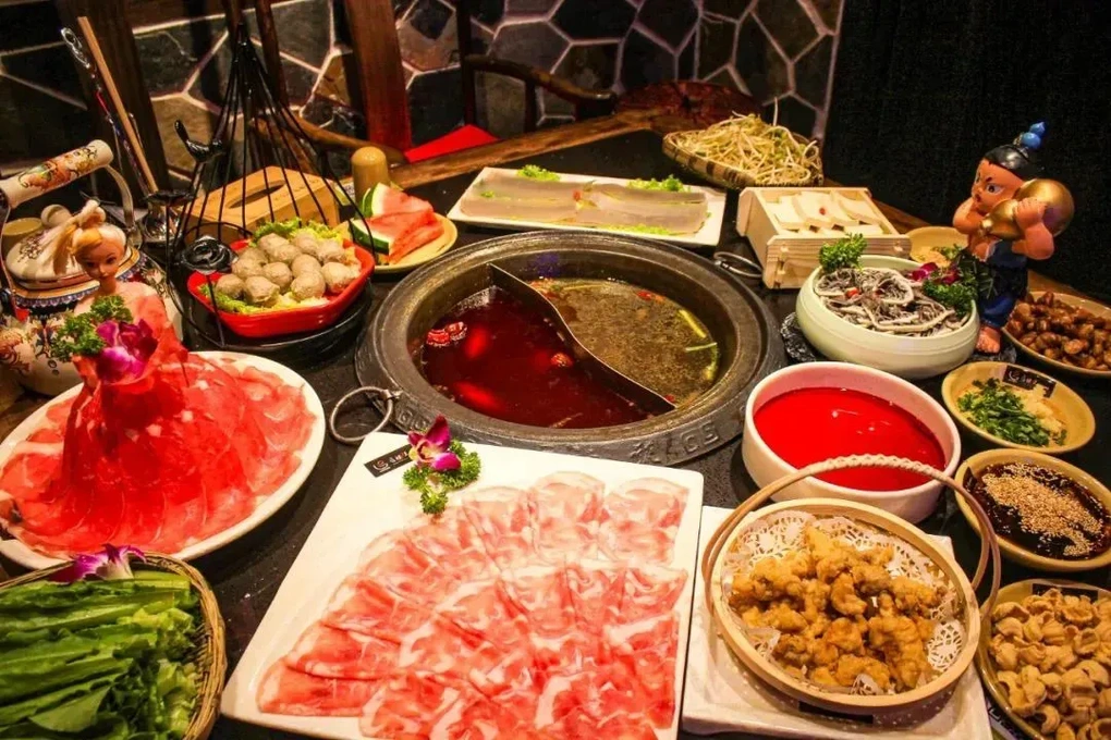 Nhà 5 người đi ăn lẩu buffet gọi 600 đĩa thịt, trả 800.000 đồng